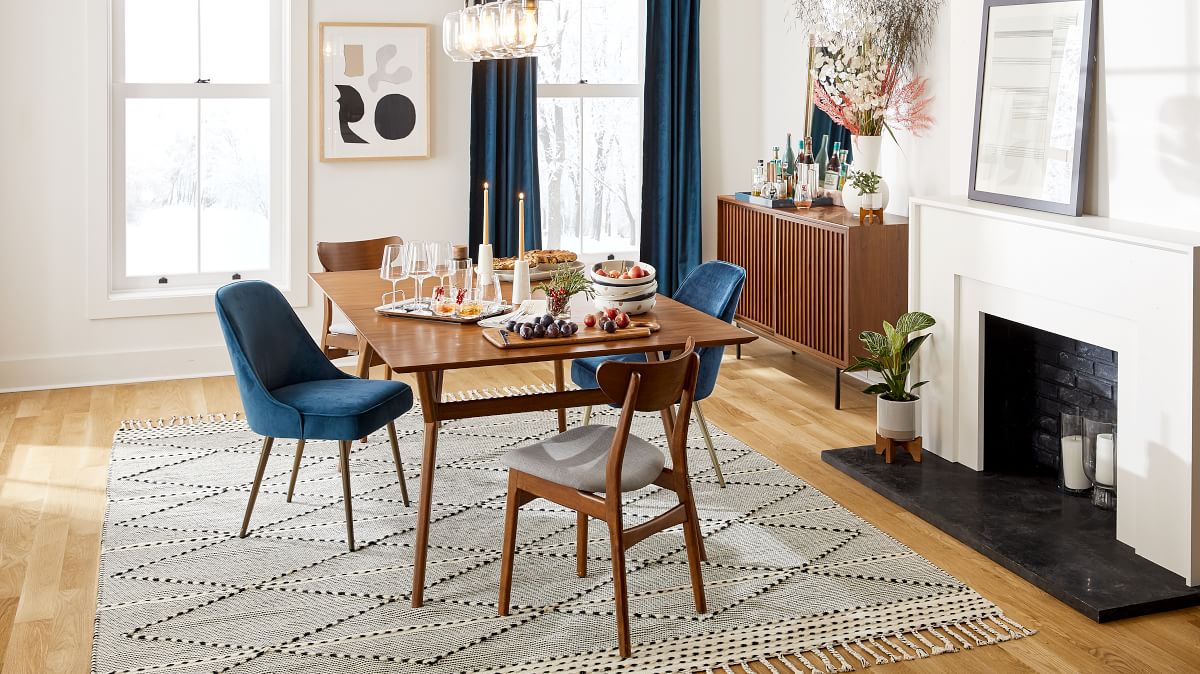 Contemporary 72 Round Dining Table With Chandelier